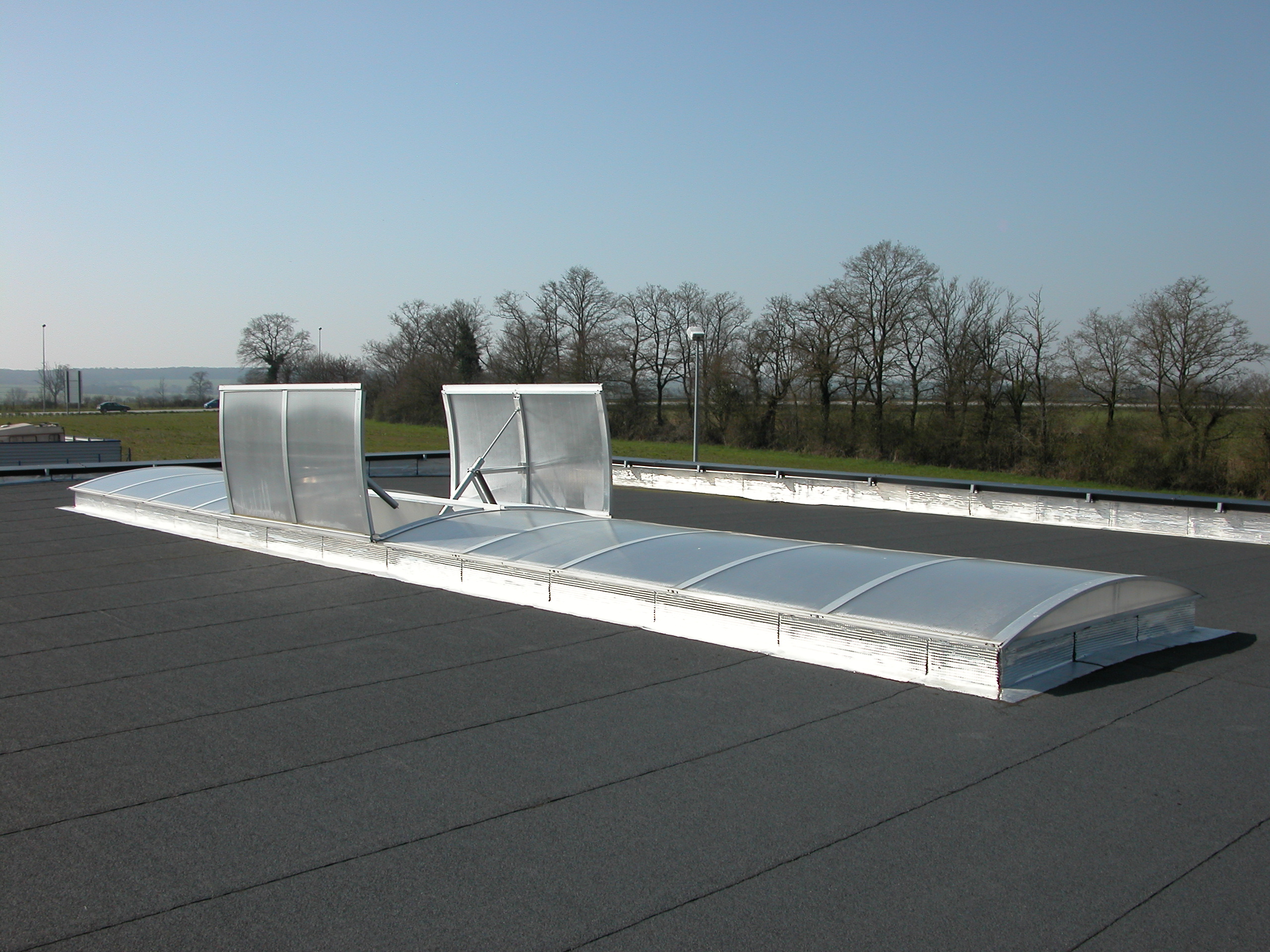 Eclairage zénithal en toiture et lanterneaux pour désenfumage et ...